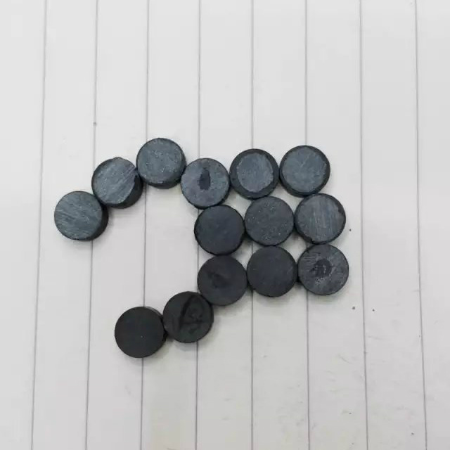 厂家直销 黑色圆形磁铁 铁氧体圆片 冰箱贴磁铁D8*3MM_亿鑫磁钢厂_义乌购